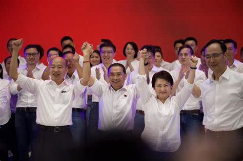 影 國民黨全代會韓國瑜「主動緊握」侯友宜手、「咬耳朵」盧秀燕 重現3人經典合體畫面 中天新聞網