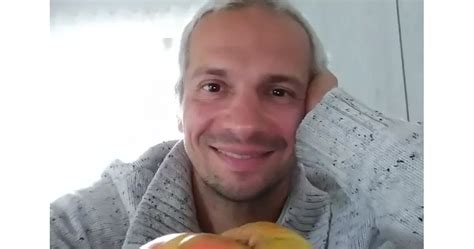 Део с богата реколта от домати