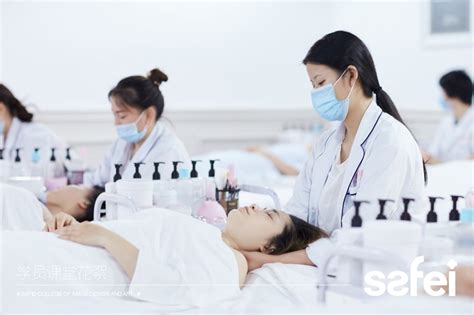 为什么要做面部护理？成都美容培训去哪里学比较好 课堂花絮 奢妃化妆学校