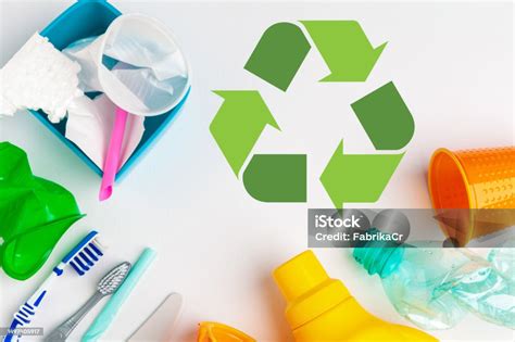 Simbol Eco Daur Ulang Limbah Dengan Pembuangan Sampah Di Atas Latar