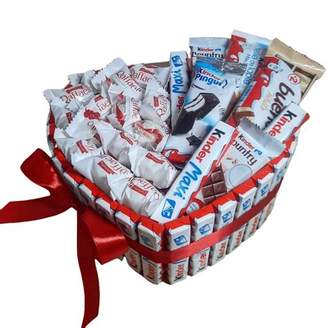 Cadou In Forma De Inima Cu Diverse Sortimente De Kinder Si Raffaello 1