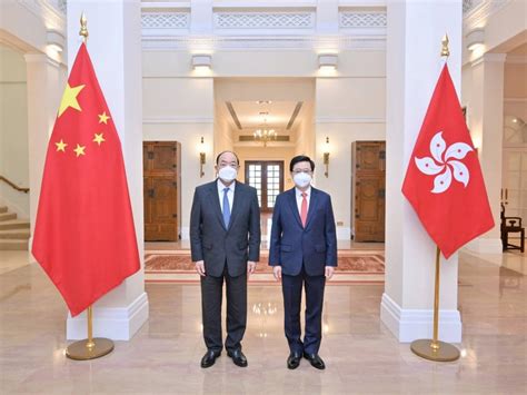 李家超禮賓府與賀一誠會面 下周將訪澳門 香港電台 Line Today
