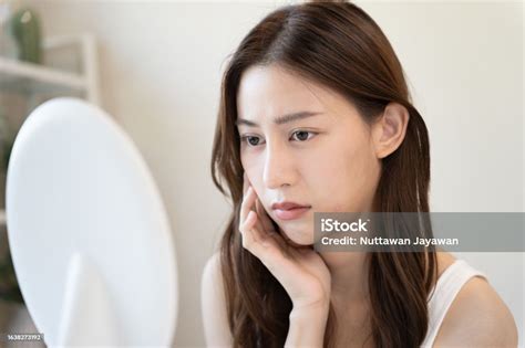 젊은 여성 아시아 얼굴이 걱정됩니다 피부과와 화장품의 스테로이드에 알레르기가 있습니다 민감한 피부 햇볕에 탄 붉은 얼굴 여드름 화학 물질에 알레르기 얼굴에 발진 피부