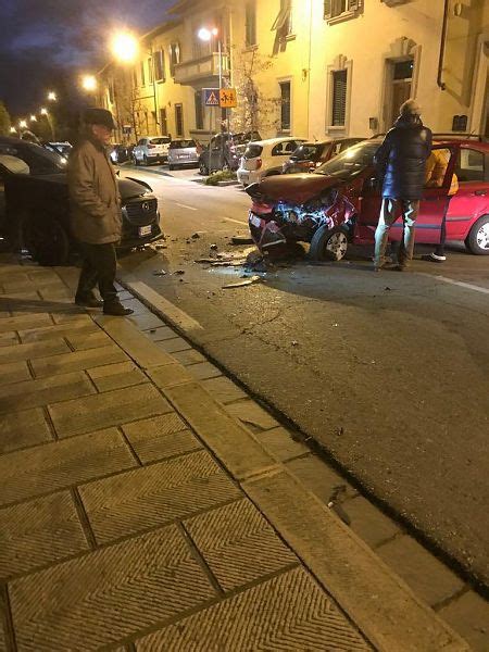 Violento Frontale Strada Bloccata Cronaca Firenze