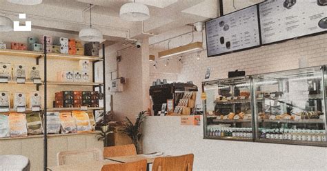 벽에 테이블 의자 메뉴판이 있는 레스토랑 사진 Unsplash의 무료 블루 도카이 커피 로스터스 발리건지 이미지