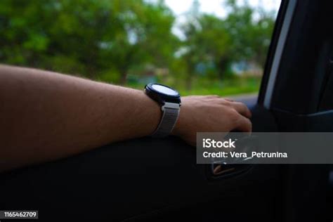 자동차 여행 개념 남자 손목에 시계와 뒷좌석에 자동차 카트에 손을 남자에 대한 스톡 사진 및 기타 이미지 남자 문 부분의 Istock