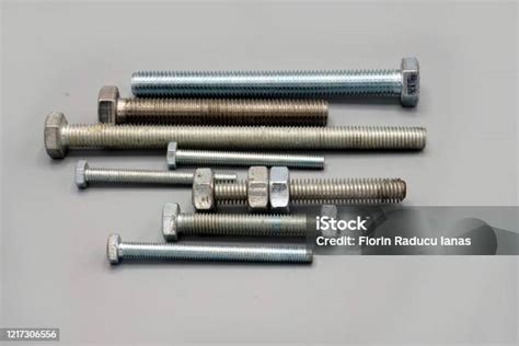 회색 배경에 분리 된 금속 나사와 너트 새롭고 빛나는 크롬 나사와 너트 공간을 복사합니다 0명에 대한 스톡 사진 및 기타 이미지