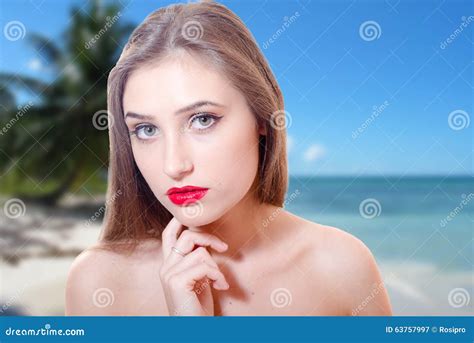 Fille Triste Restant Sur La Plage Rêvassant Image Stock Image Du