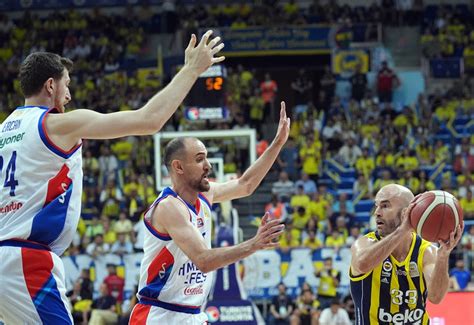 Anadolu Efes son saniye basketiyle final serisinde ilk galibiyetini aldı