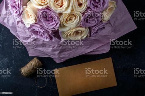 신선한 놀라운 흰색과 보라색 장미와 공예 봉투의 꽃다발 휴일 어머니의 선물 발렌타인 데이 생일 기념일과 결혼식 기프트 랩핑 컨셉