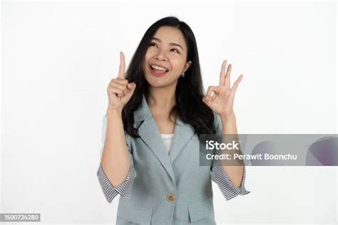 초상화 행복한 아시아 여자는 Ok 기호를 보여주고 흰색 배경에 카메라를 보면서 귀여운에 대한 스톡 사진 및 기타 이미지