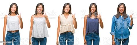 아시아 젊은 여자 행복 엄지손가락 손으로 제스처를 하 고 백색 격리 된 배경 위에 서 콜라주 승인 성공을 보여주는 카메라를 보고