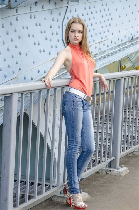 Schönes Junges Mädchen Mit Dem Langen Haar Das Träumerisch An Der