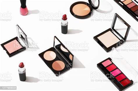 흰색 배경에 유행 메이크업을위한 전문 화장품 세트 고립 뷰티 업계 제품 최고 보기 여성용 화장품 액세서리 립스틱 아이 섀도우