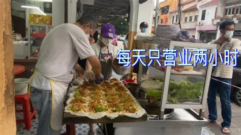怡保一家超受欢迎的薄饼，一天营业两小时，只卖二三百条，去早了沒有，去迟了卖光，顾客都是五条、十条的买 这是在怡保怡乐茶餐室的一个小档口