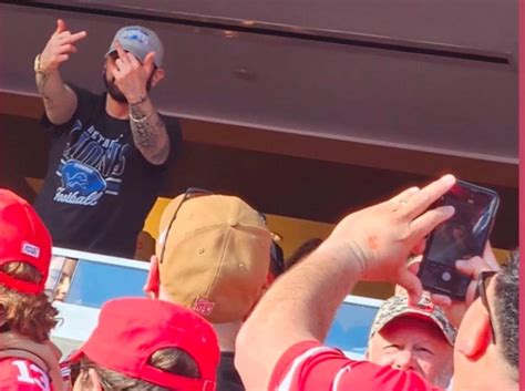 Eminem Flips Off San Francisco 49ers Fans During Nfc Championship Game