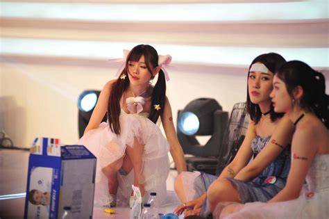 2017chinajoy盛大游戏展台showgirl不慎走光 第3页 拍照片
