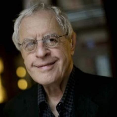 Почина американскиот поет есеист и преведувач Чарлс Симиќ Окномк