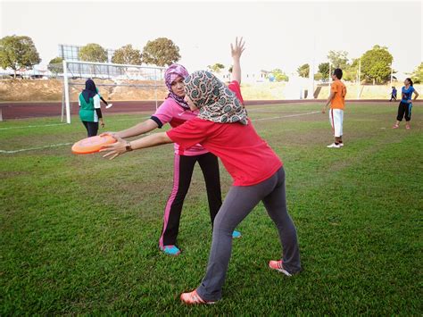 Sukan Ultimate Frisbee TEKNIK DAN STRATEGI PERMAINAN
