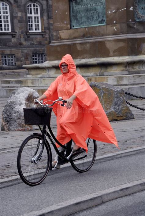 Weibliches Radfahren In Regen Redaktionelles Stockfoto Bild Von Kopenhagen Regen