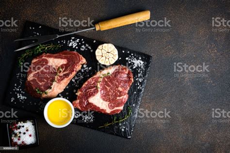 허브와 향신료와 함께 원시 고기입니다 백 리 향과 요리 재료 절단 보드에 원시 쇠고기 스테이크 고기에 대한 스톡 사진 및 기타
