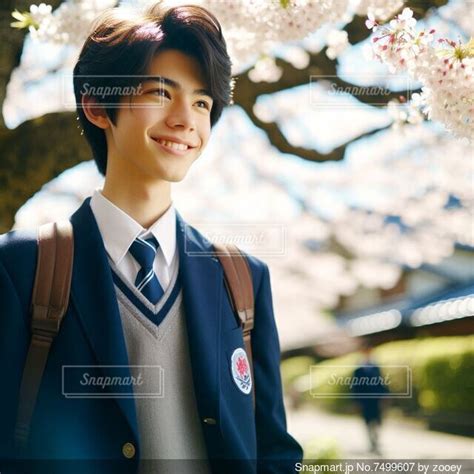 桜の木の下に立つ男子高校生の写真・画像素材 Snapmart（スナップマート）