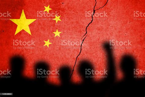 금이 간 벽에 그려진 중국의 국기 중국 부동산 및 부채 위기 시위에 대한 스톡 사진 및 기타 이미지 시위 중국 민족