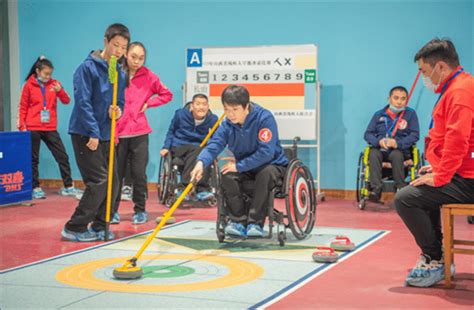 「世界残疾人日」山西举办残疾人旱地冰壶比赛项目