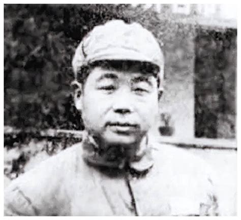 他是中野副司令，被拟定为兵团司令，让陈锡联、陈再道当左右副手李先念中原革命