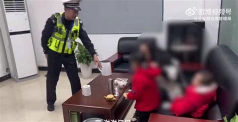 雨夜母子被困高速，“抱娃”交警暖心陪护腾讯新闻