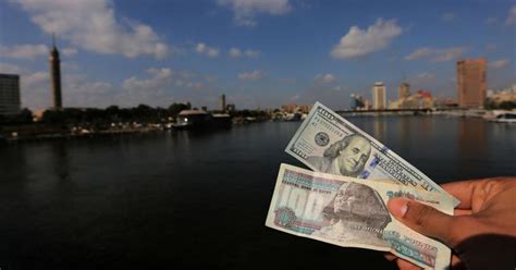 بنسبة 2 العملة المصرية الجنيه تسجّل تراجعًا جديدًا أمام الدولار