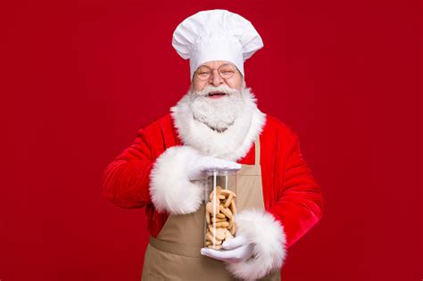 미친 흰색 회색 머리 수염 산타 클로스의 사진은 생강 빵 Xmas 시간 이브 쿠키는 밝은 빛 색깔 의 배경 위에 고립 된 빨간