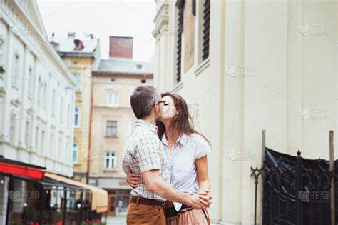 伴侣可爱的人际关系肖像女人拿着棕色头发夏天户外城市