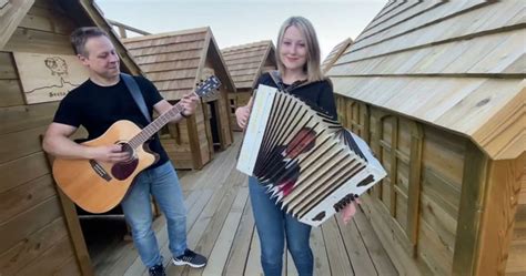 Katja Kaučič s prijateljem zaigrala V dolini tihi nastop te bo