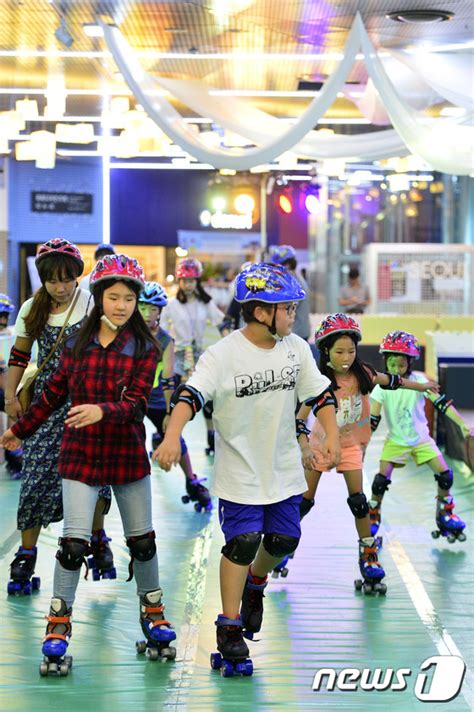 엄마아빠가 즐기던 추억의 롤러장에서 뉴스1