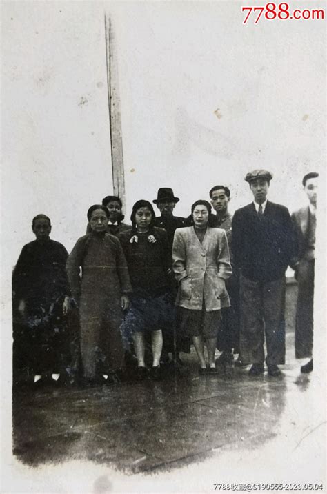 50年代初穿旗袍的女子和穿西服系领带的一群人合影留念老照片老照片字体图片收藏价格7788印章收藏