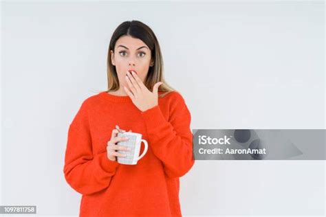 격리 된 배경 표지 입 손으로 이상의 커피를 마시는 젊은 여자 실수 두려움 침묵 비밀 개념에에서 무서 워의 표현에 대 한 수치와 충격 가리기에 대한 스톡 사진 및 기타
