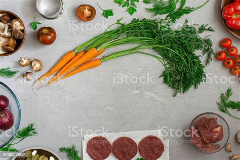 흰색 표면에 유용한 음식을 요리하기위한 음식의 프레임 가정 주방에 대한 스톡 사진 및 기타 이미지 가정 주방 가정의 방
