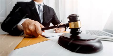 Concepto De Justicia Y Derecho Juez Masculino En Una Sala De Audiencias