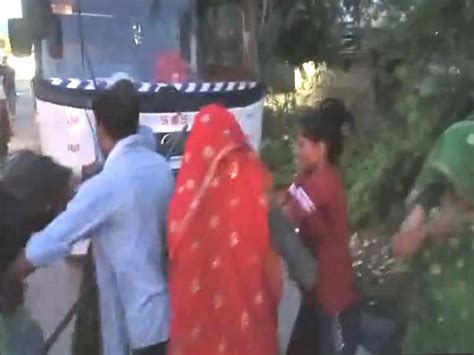 Video अलवर में युवती के साथ बेरहमी से मारपीट दी धमकी तुम दोनों बहनों
