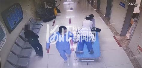 她从“死神”手里抢回一条命！河北女护士飞身跃上急救平车争分夺秒为患者做心肺复苏抢救室心肺复苏河北新浪新闻