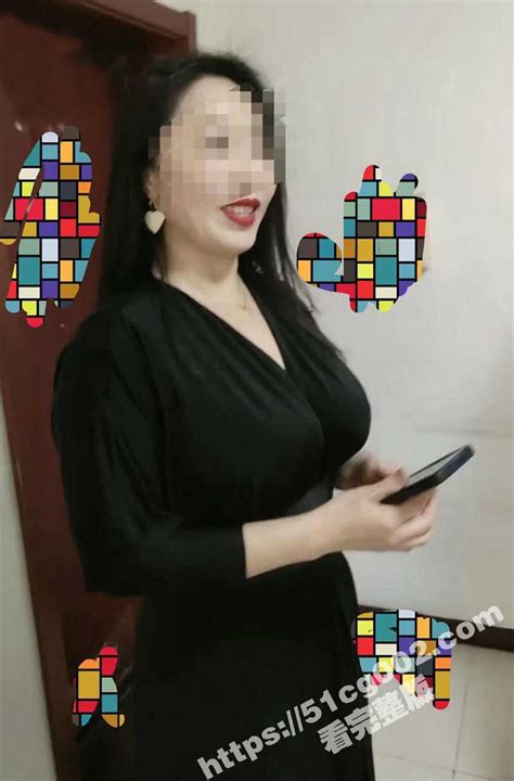 海角社区母子乱伦大神 大胸贱母狗妈妈 腿长胸大身材好 在妈妈跳舞时 让她深喉口硬强行插 瓜料吧
