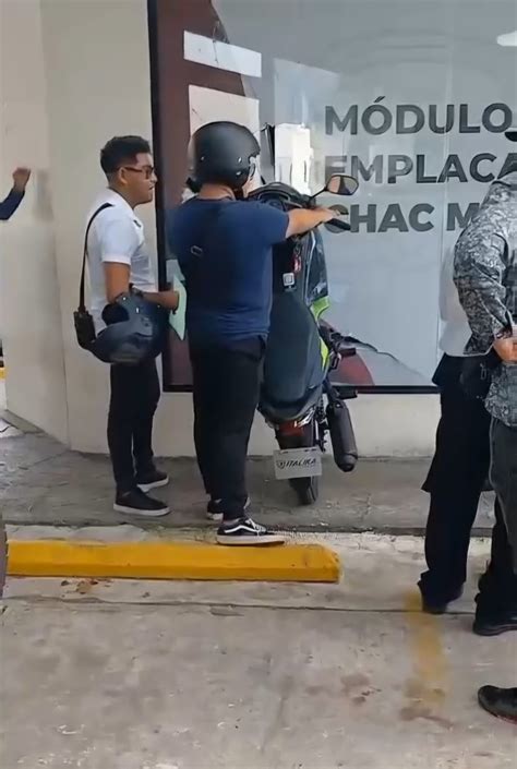 Joven choca su motoneta contra módulo del SAT en Cancún