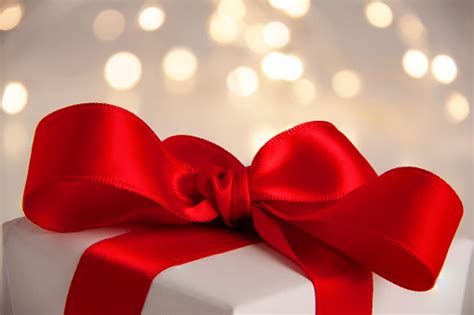 황금 보케와 밝은 배경에 빨간 새틴 리본 리본 리본 흰색 종이 선물 상자의 닫습니다 휴일 인사말 카드와 상단에 복사 공간이있는 크리스마스 쇼핑 개념 0명에 대한 스톡 사진