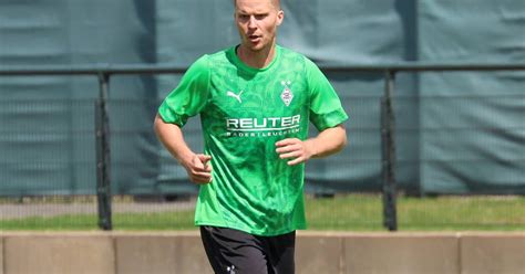 Nico Elvedi Bekennt Sich Zu Gladbach Keine Wechselgedanken