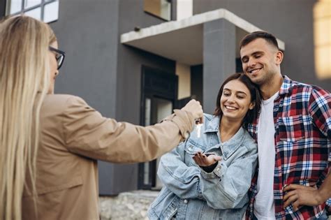 Imágenes De Familia Comprando Una Casa Descarga Gratuita En Freepik