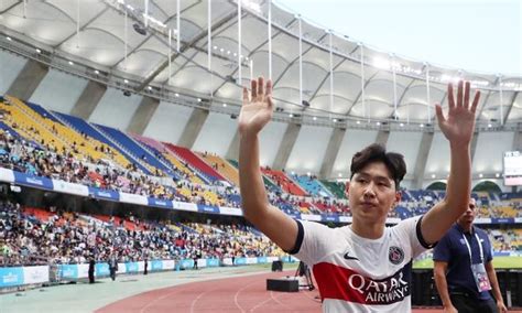 스포키 팬에게 인사하는 이강인