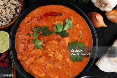 치킨 티카 마살라 매운 카레 고기 음식 냄비에 쌀과 난 빵 인도 음식 0명에 대한 스톡 사진 및 기타 이미지 0명 고수 독일 Istock