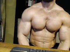 HOT MUSCLE GUY SHOWS OFF ThisVid Com