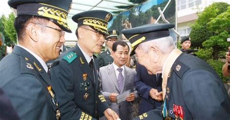 참전용사 격려하는 육군 37사단장